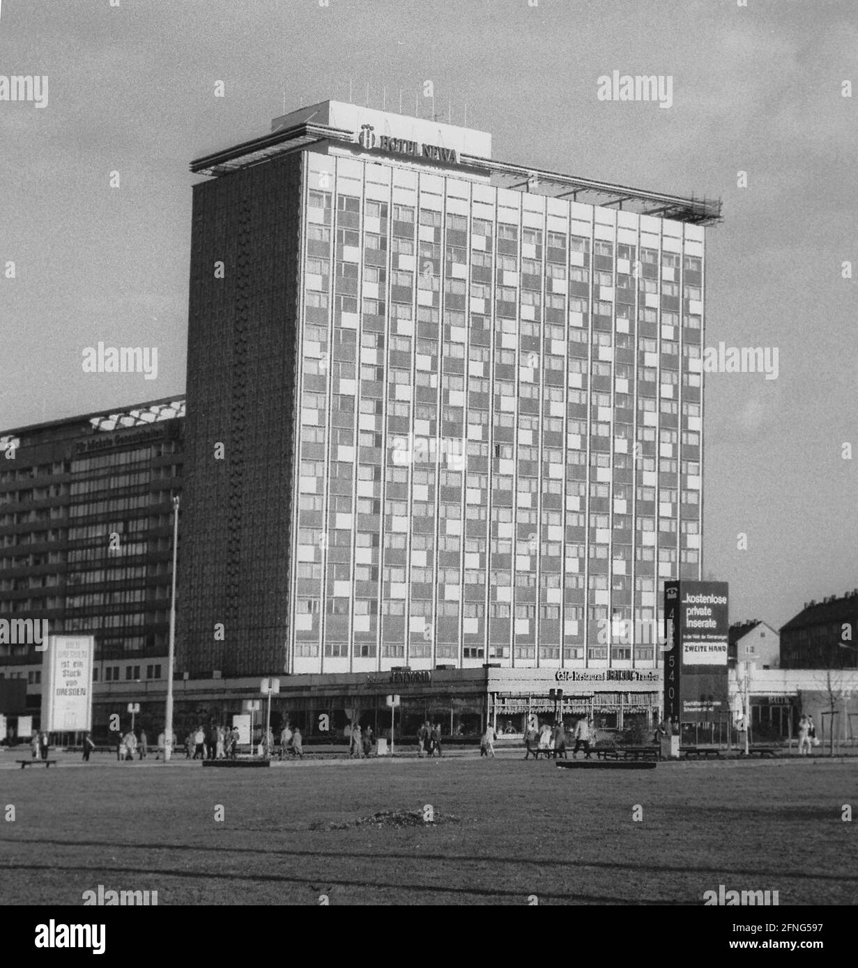 Sachsen / DDR-Land / Geschichte / 1991 Dresden: Sozialistisches Denkmal ...