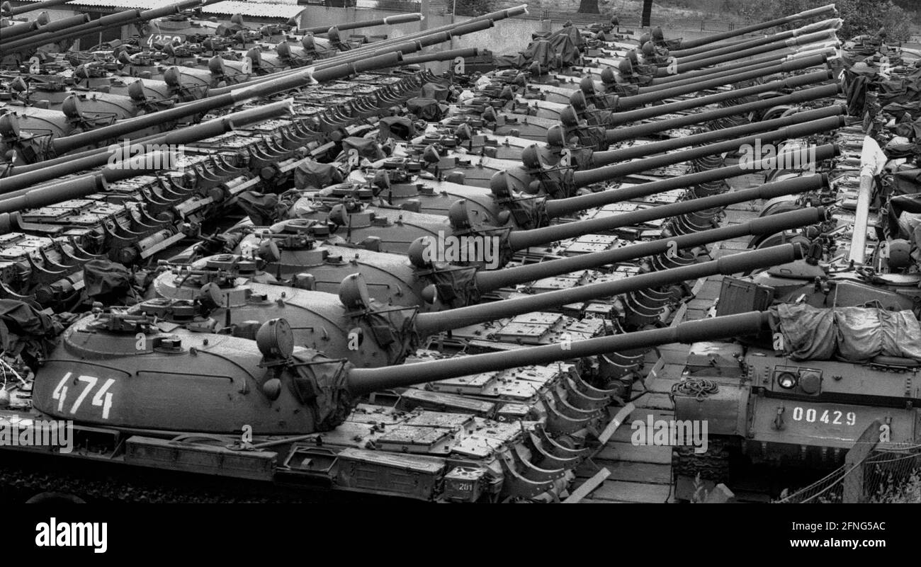 Sachsen / DDR-Staat / Vereinigung / 1990 DDR-Panzer vom Typ T55 warten ...
