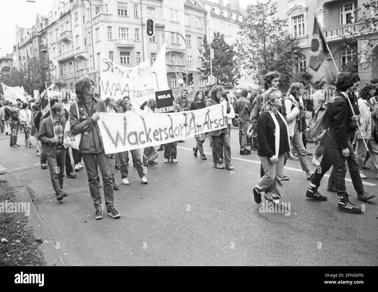 Demonstranten mit plakaten -Fotos und -Bildmaterial in hoher Auflösung ...