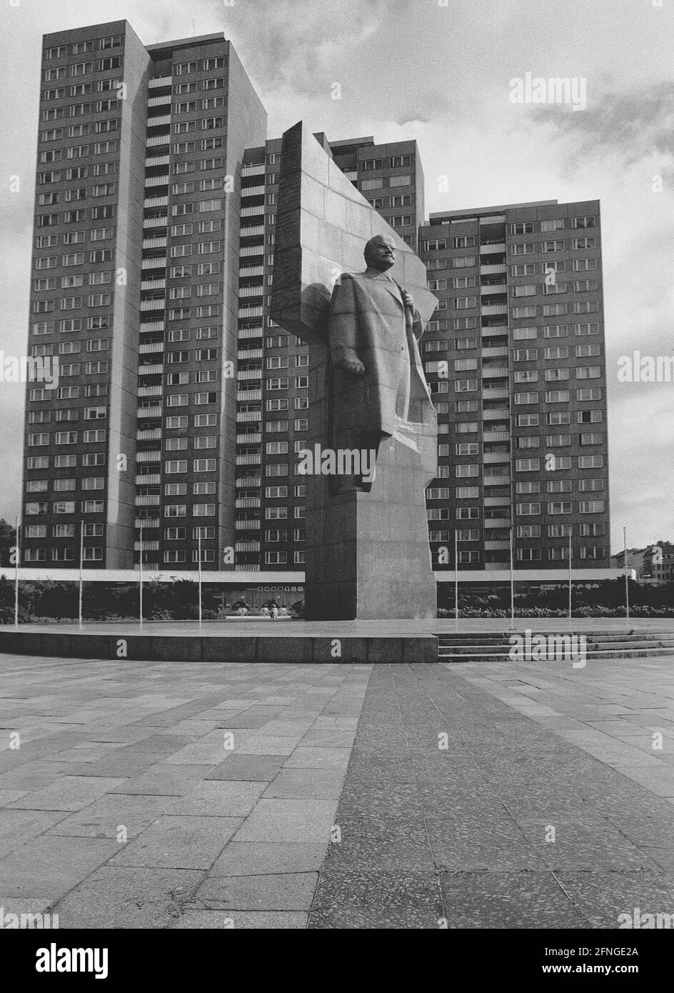 Berlin / Geschichte / DDR / 1991 Lenin-Denkmal am Leninplatz in Berlin ...