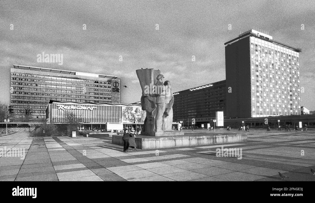 Sachsen / DDR-Land / Geschichte / 1991 Dresden: Sozialistisches Denkmal ...