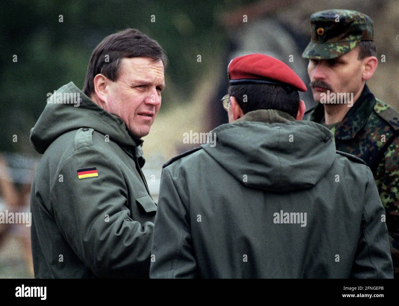 Bundesverteidigungsminister Volker RÜHE , CDU , im Gespräch mit ...