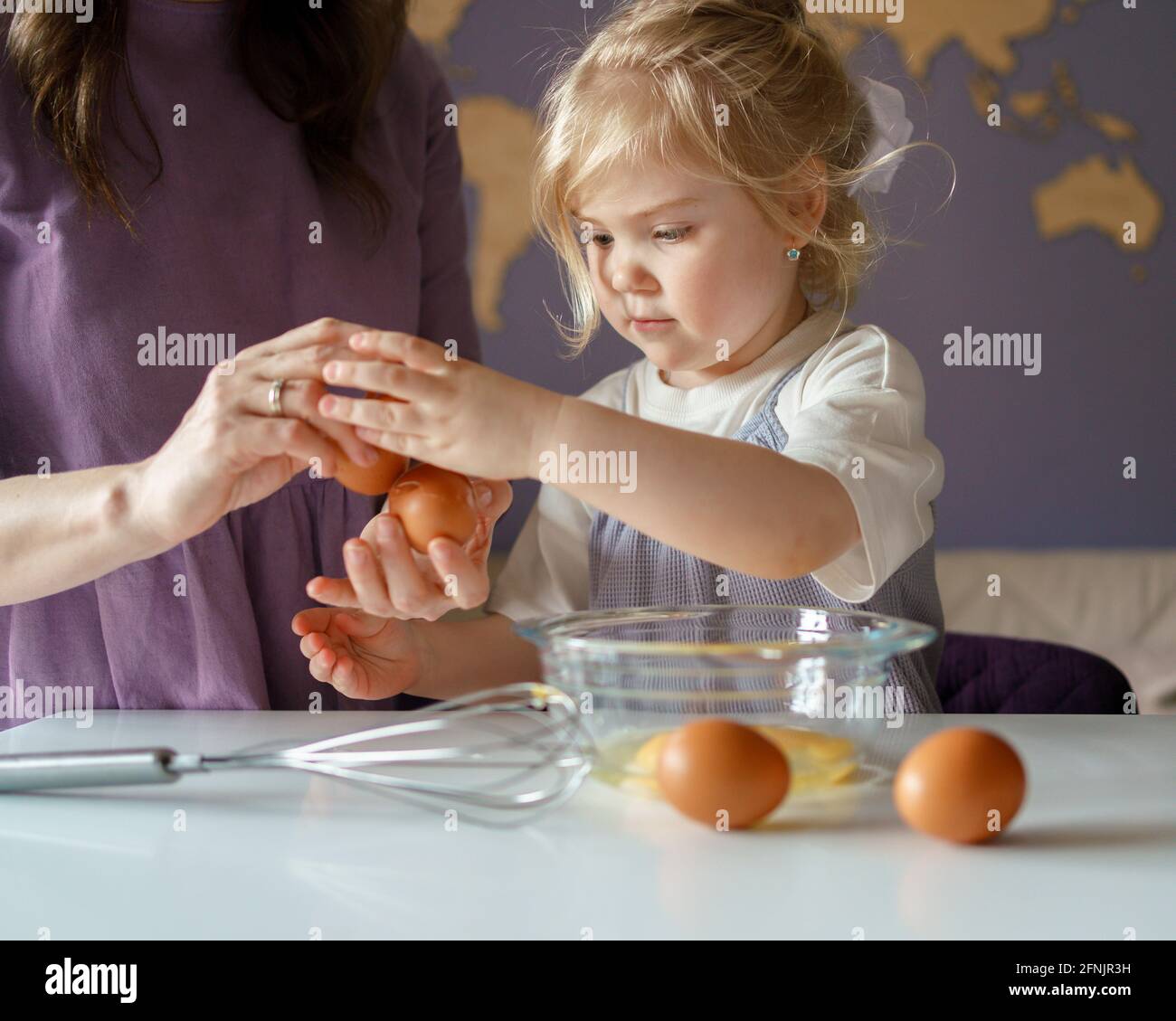 Kochen Mit Der Familie Stockfotos und -bilder Kaufen - Alamy