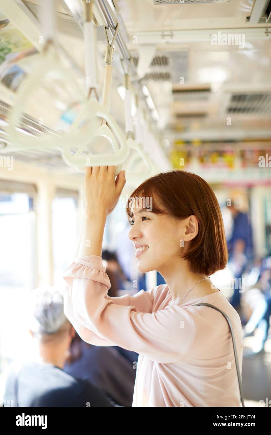 Junge Japanerin Im Zug Stockfotografie Alamy 5561