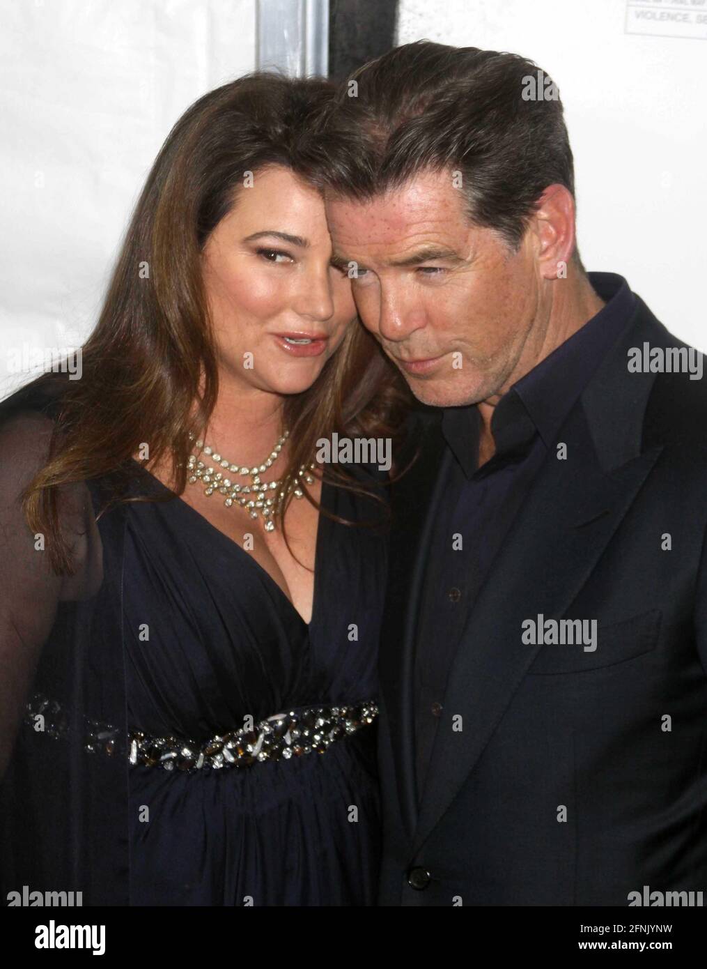 Pierce brosnan and wife -Fotos und -Bildmaterial in hoher Auflösung – Alamy