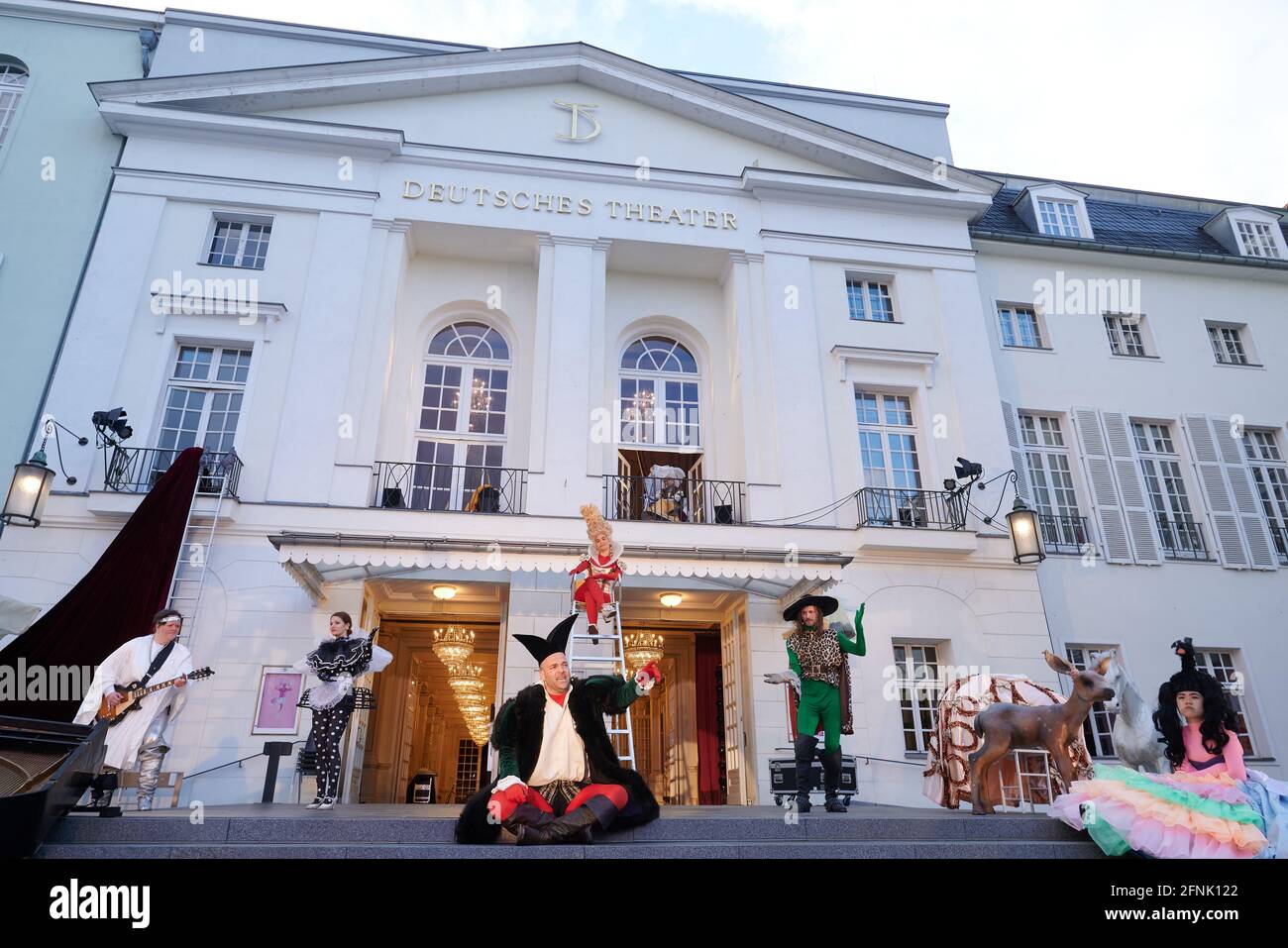 Berlin, Deutschland. Mai 2021. Caroline Brigge (l-r, Live-Musik), Linn ...