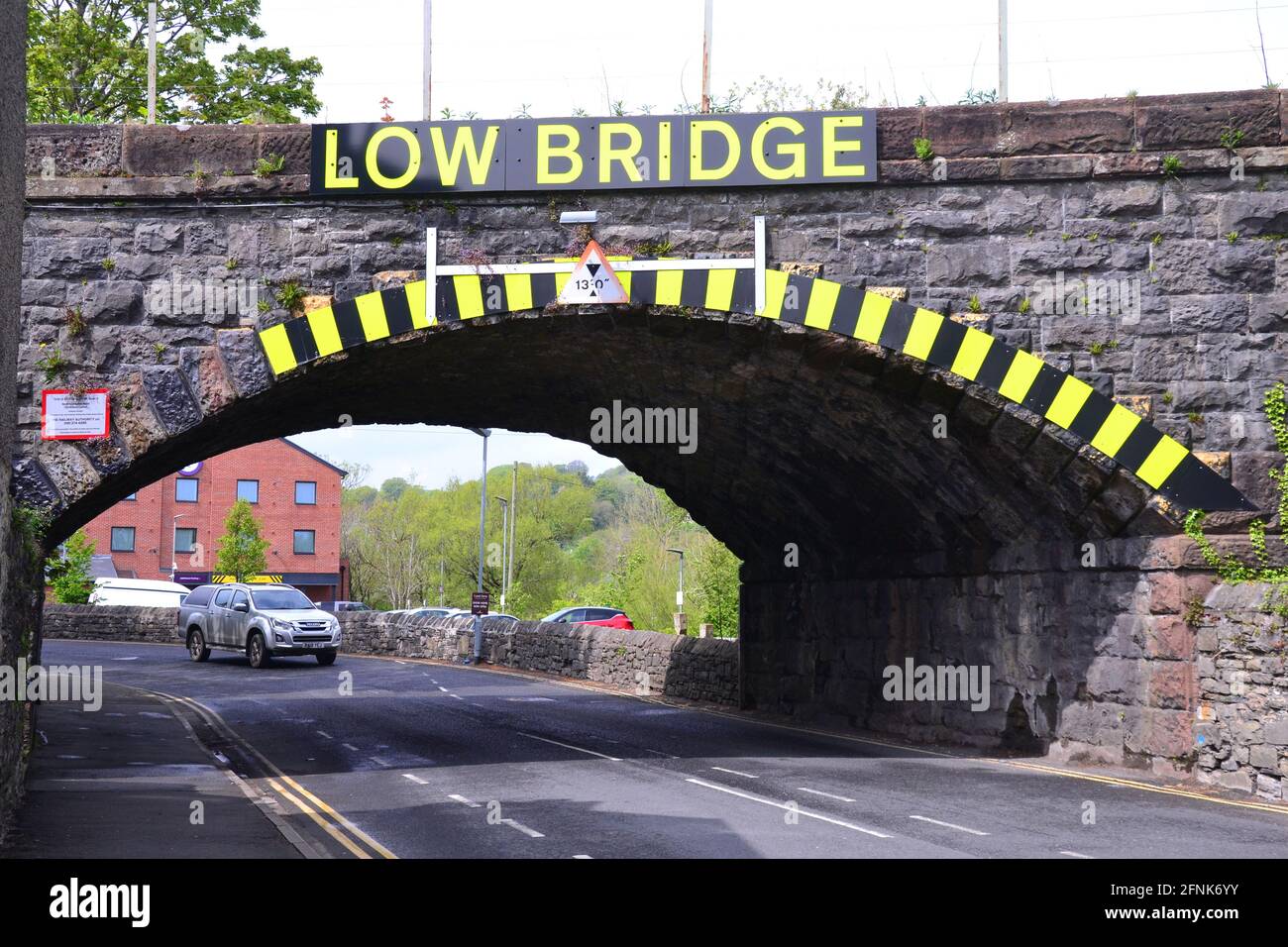 Low bridge zeichen -Fotos und -Bildmaterial in hoher Auflösung – Alamy