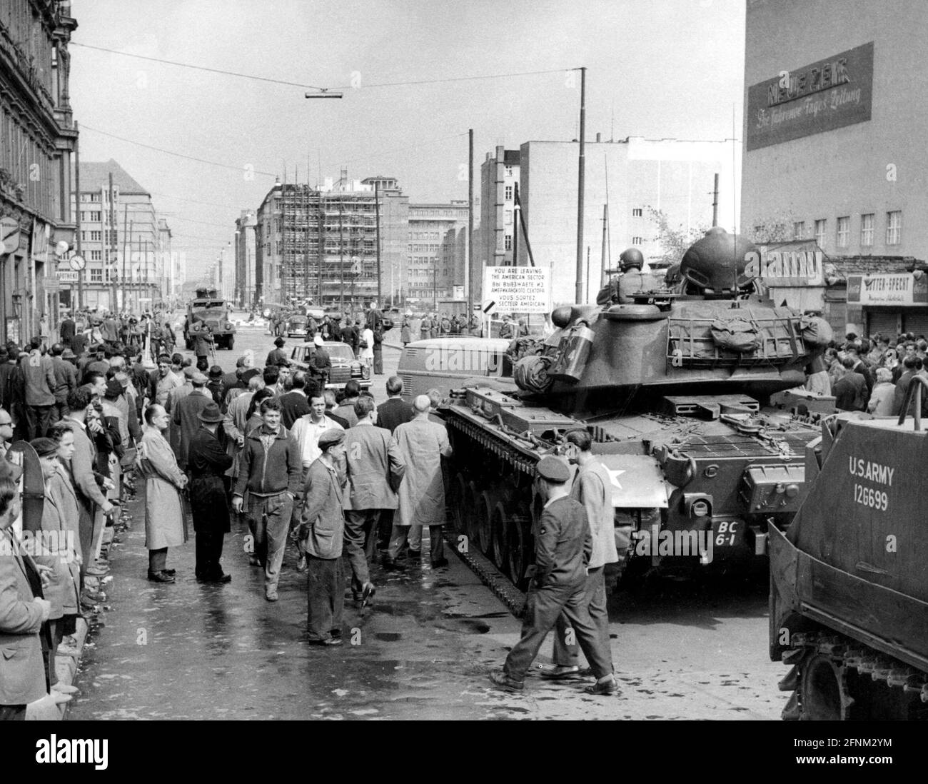Checkpoint charlie berlin 1961 -Fotos und -Bildmaterial in hoher ...