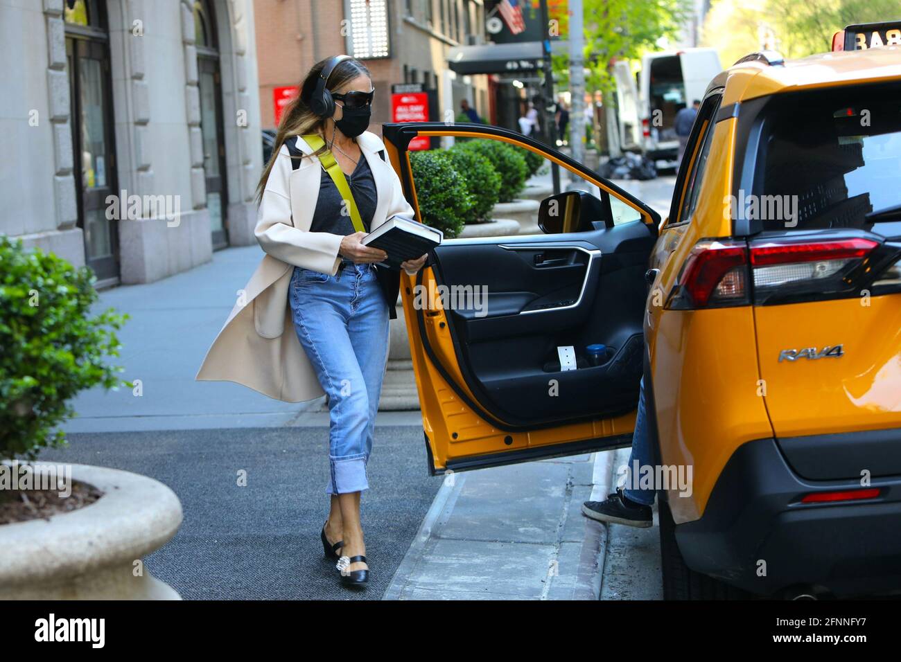 New York - NY - 20210420 Sarah Jessica Parker begrüßt ein Taxi, nachdem ...