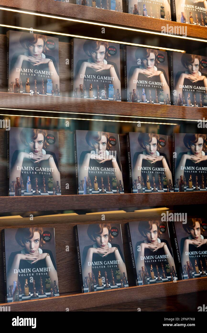 Belgrad, Serbien - 23. März 2021: Buchladen und das Buch Queens Gambit ...