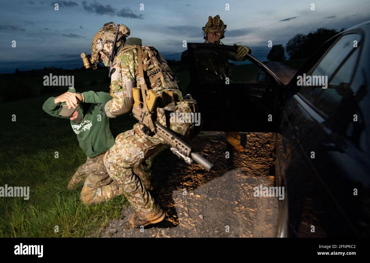 Special forces night vision -Fotos und -Bildmaterial in hoher Auflösung ...