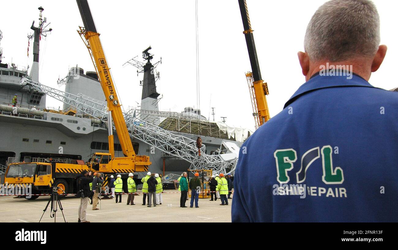 HMS Invincible, Portsmouth Naval Dockyard,09/11/04 das Wrack eines 100 ...