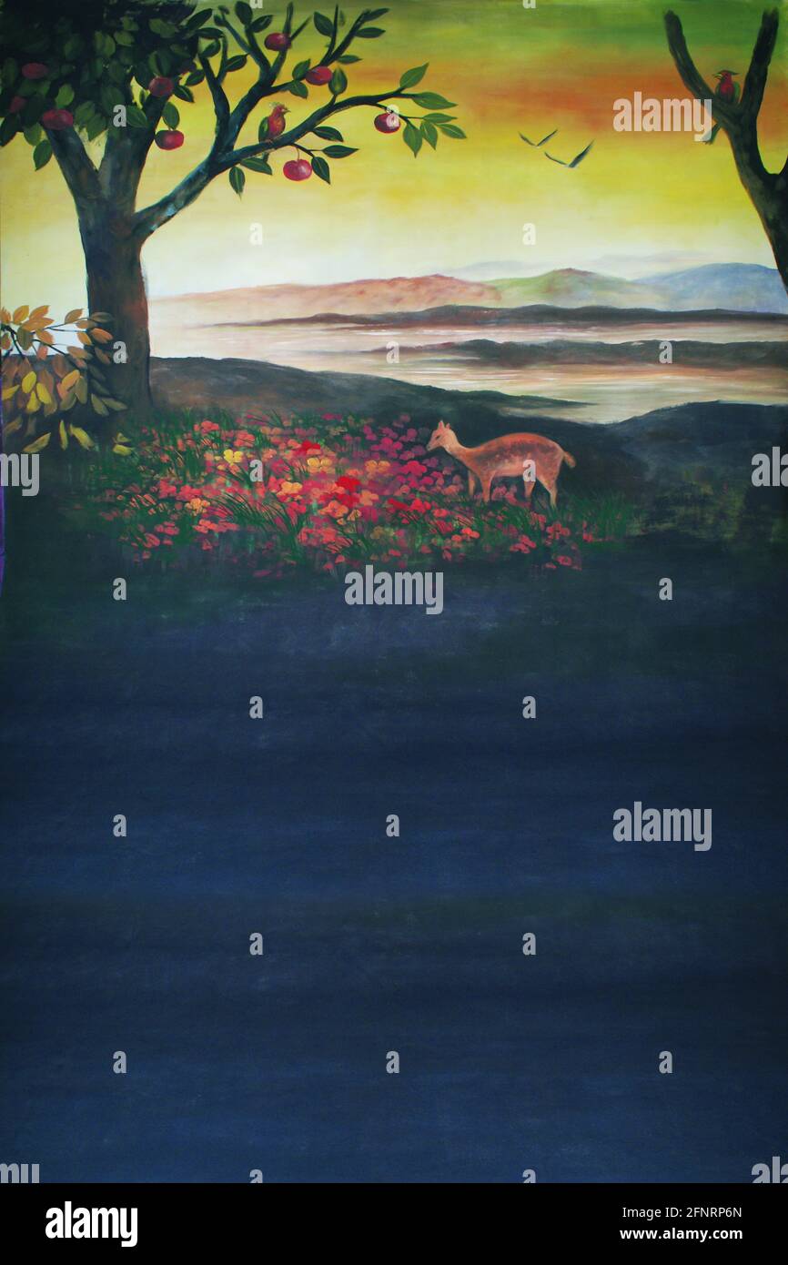 Eine ruhige Oase: Eine ruhige Landschaft, die im goldenen Sonnenlicht ...