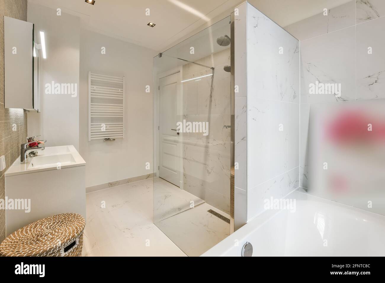 Modernes Innendesign des hellen Badezimmers mit weißer Badewanne und ...