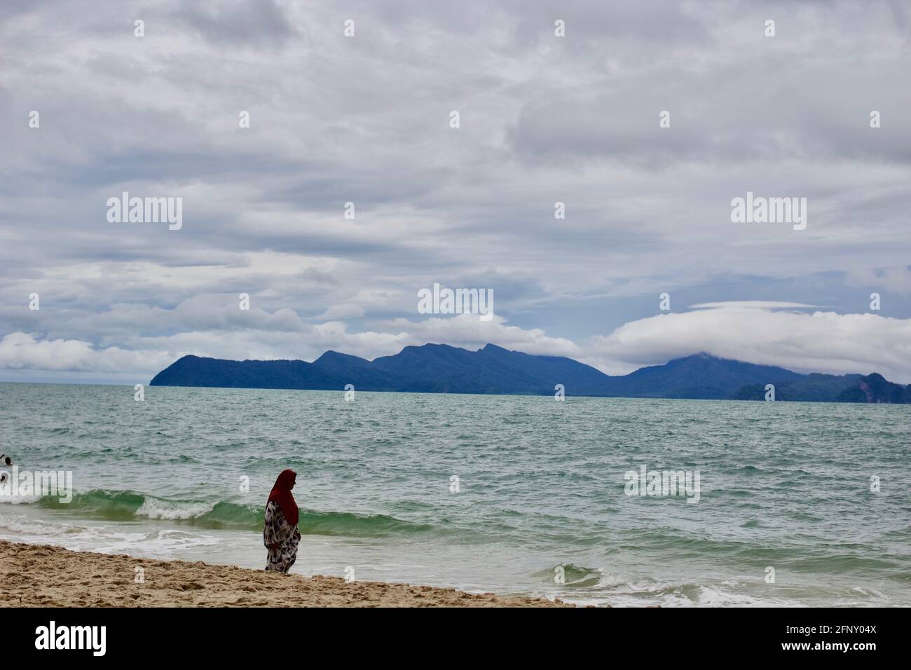 Mädchen in Hijab spielt mit ihren Freunden am Strand Auf der Insel ...