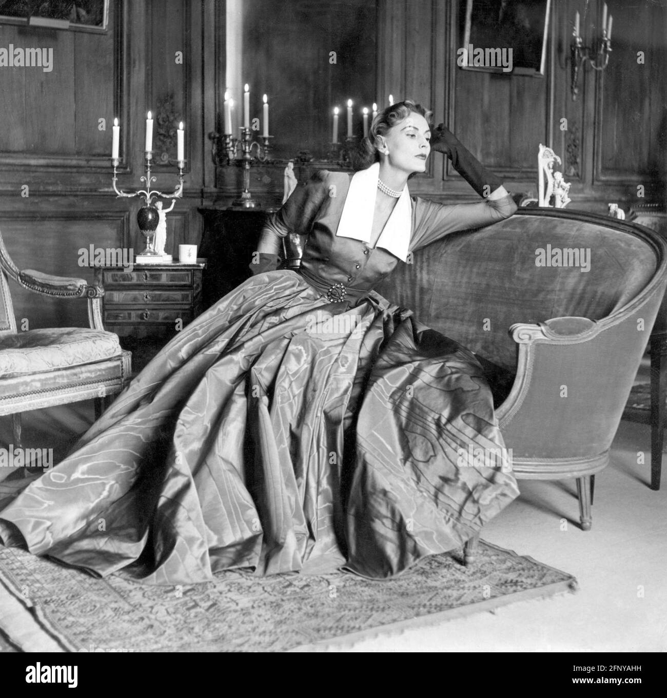 Mode, 50er Jahre, Damenmode, Abendkleid präsentiert von Model Yvonne ...