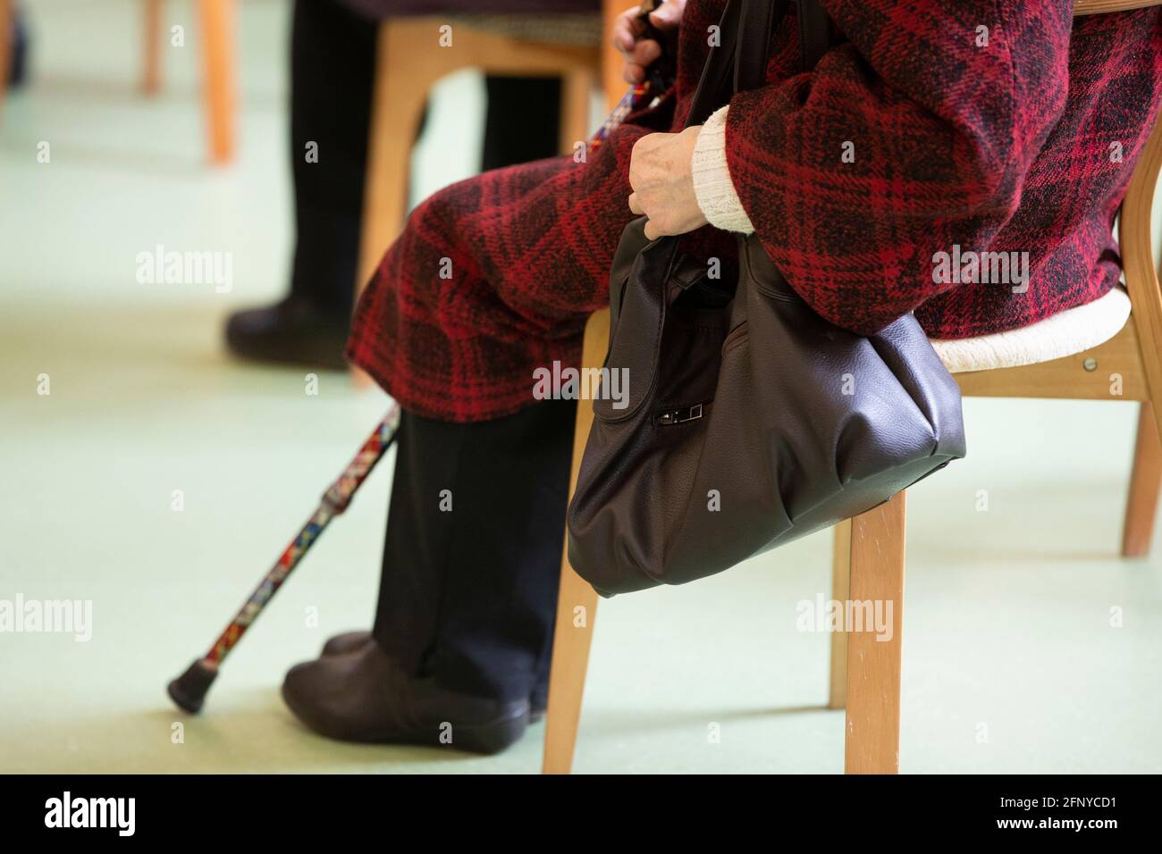 Alte oma beine -Fotos und -Bildmaterial in hoher Auflösung – Alamy