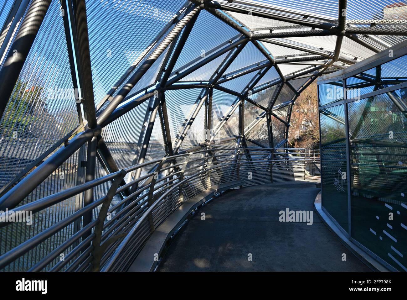 Panoramablick auf die Stahlbrücke der Murinsel, der eigenartigen ...