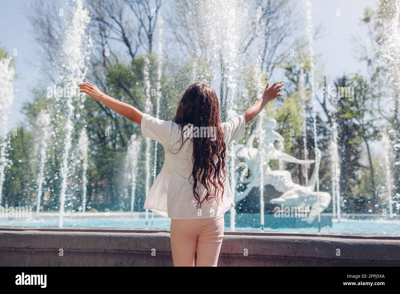 Mädchen im brunnen spaß -Fotos und -Bildmaterial in hoher Auflösung – Alamy