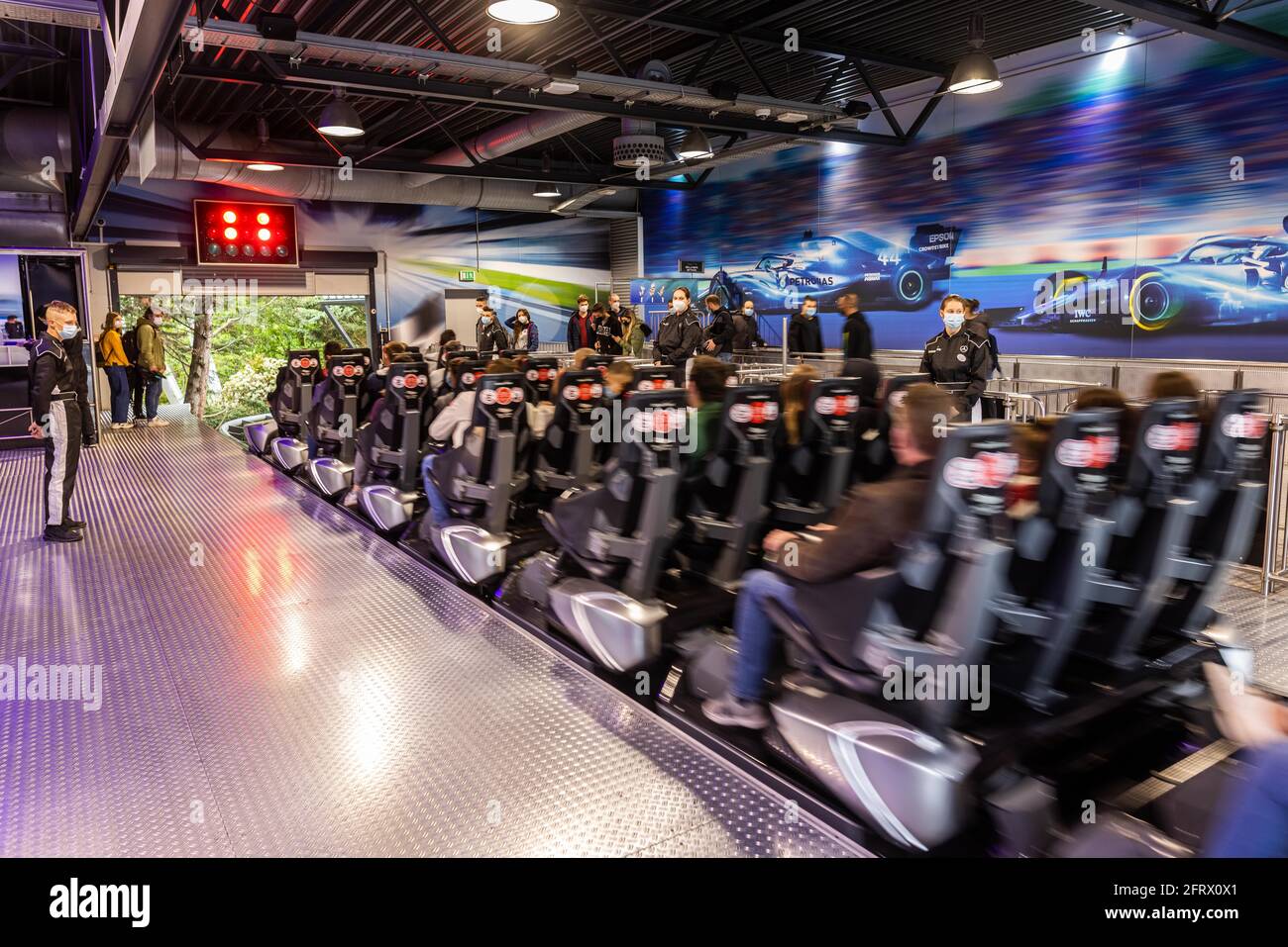 Rust, Deutschland. Mai 2021. Besucher des Europa-Parks sitzen in einem ...