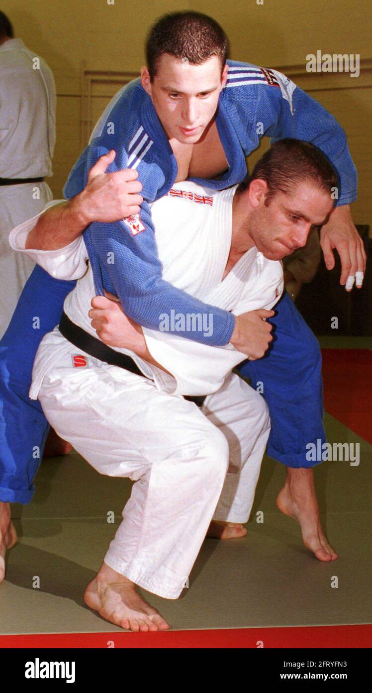 Der Judo-Weltmeister Graham Randall trainiert mit dem Clubkollegen Euan ...