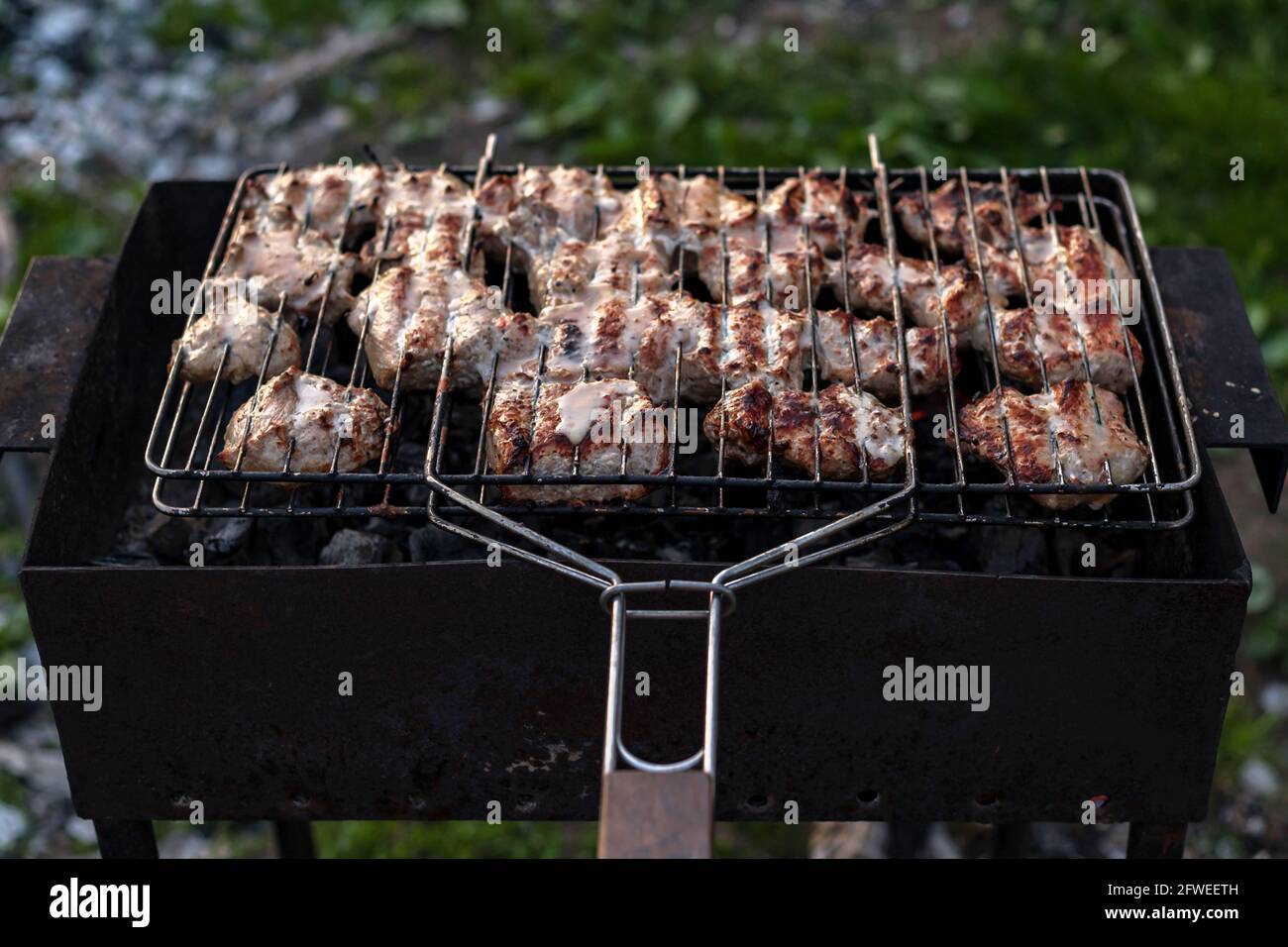 Schaschlik schaschlik fleisch grill frisch -Fotos und -Bildmaterial in ...
