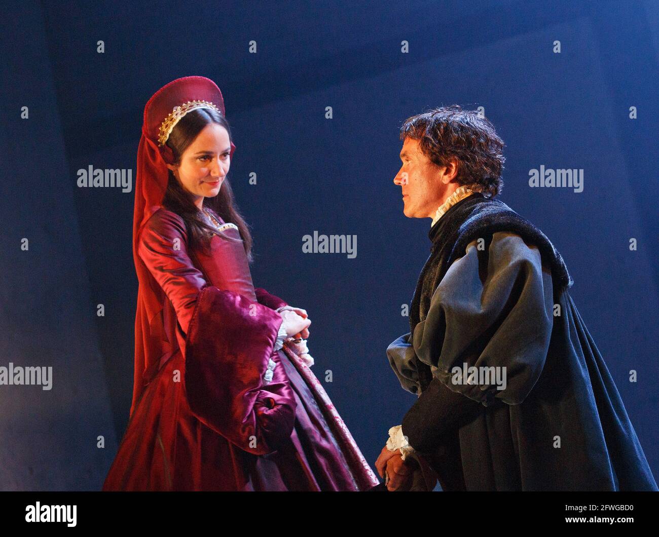 Lydia Leonard (Anne Boleyn), Ben Miles (Thomas Cromwell) in DER WOLF ...