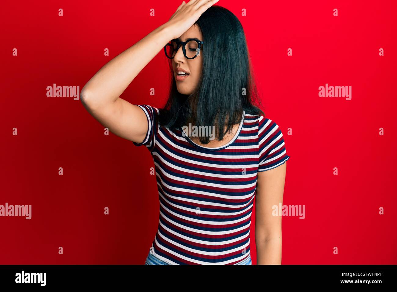 Schöne asiatische junge Frau trägt Freizeitkleidung und Brille ... Schöne asiatische junge Frau trägt Freizeitkleidung und Brille ...