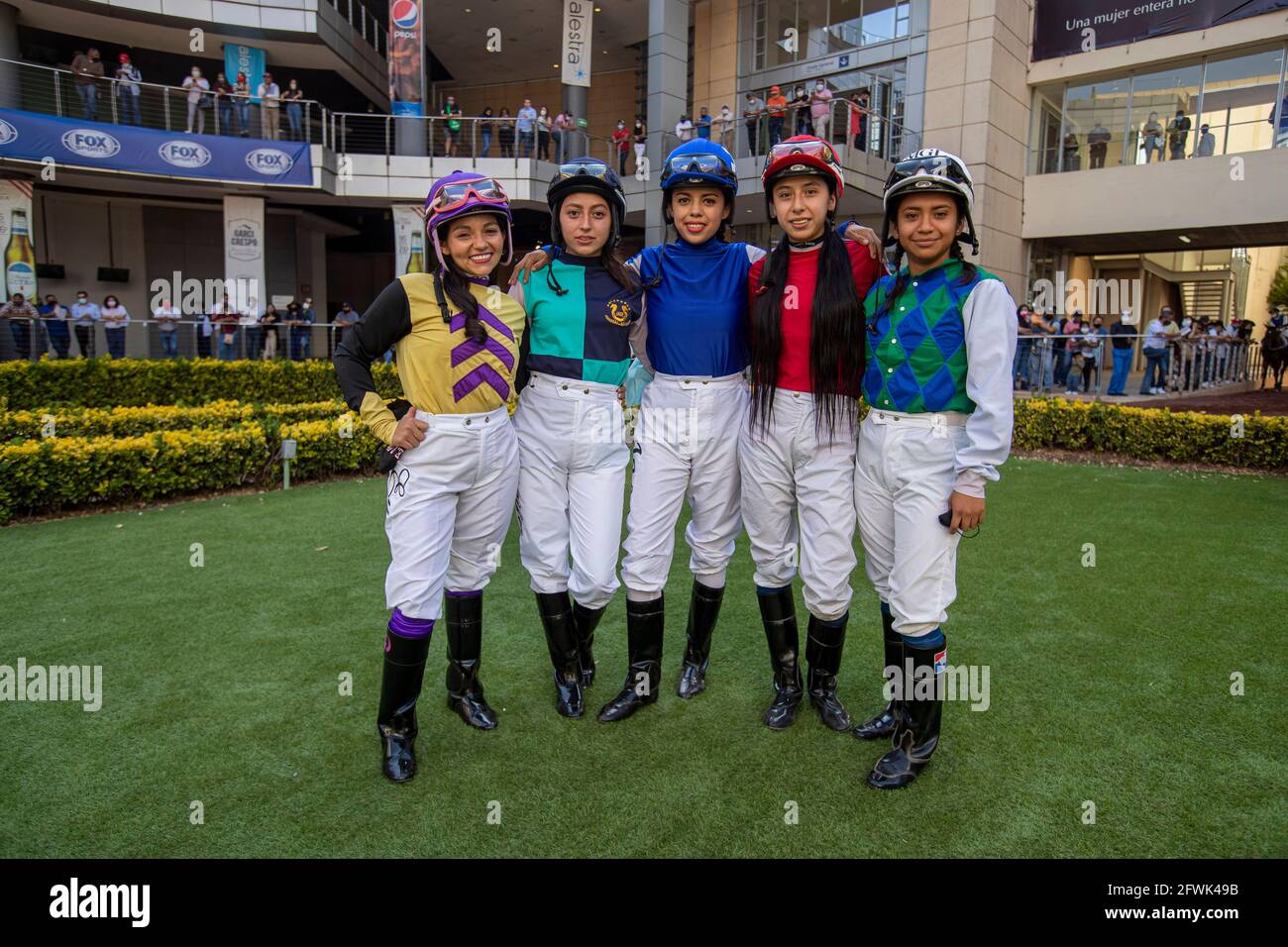 MEXIKO-STADT, MEXIKO - MAI 22: Jockeys posiert für Fotos während des ...