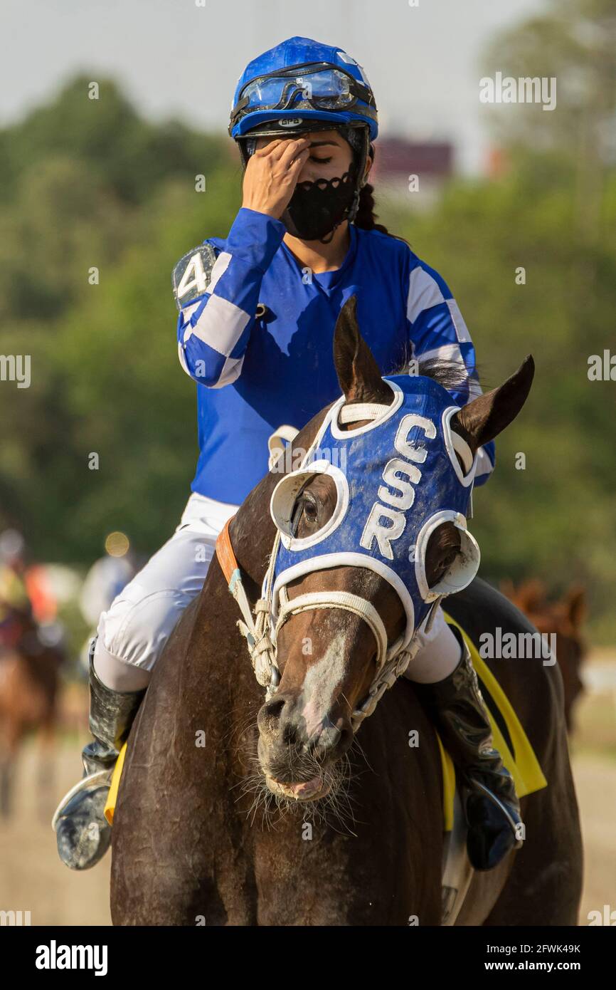 MEXIKO-STADT, MEXIKO - 22. MAI: Jockey Jazmin Larios feiert ihren Sieg ...