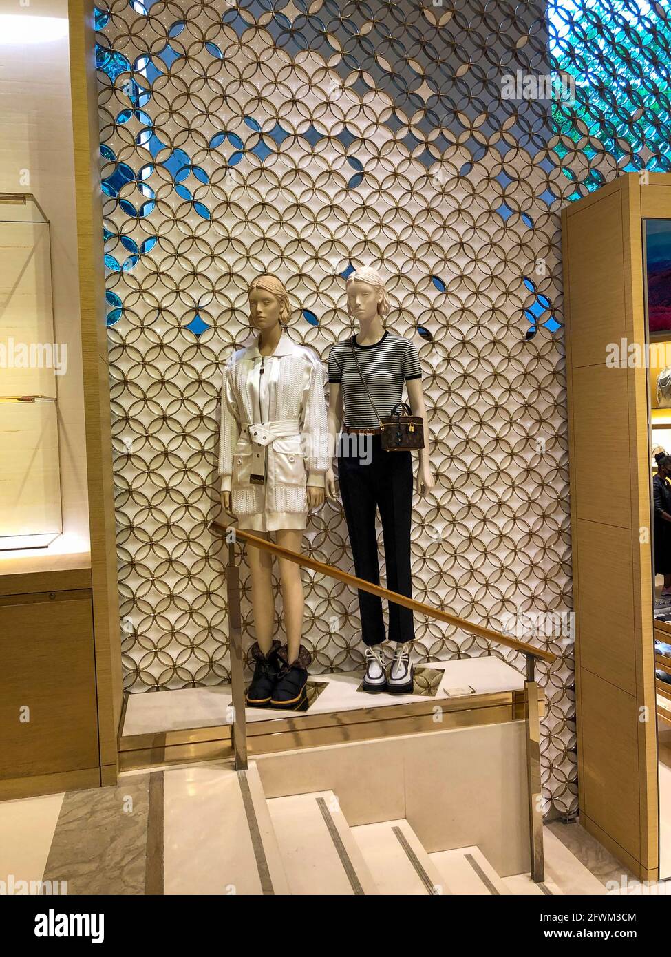 Lvmh louis vuitton front store paris -Fotos und -Bildmaterial in hoher ...