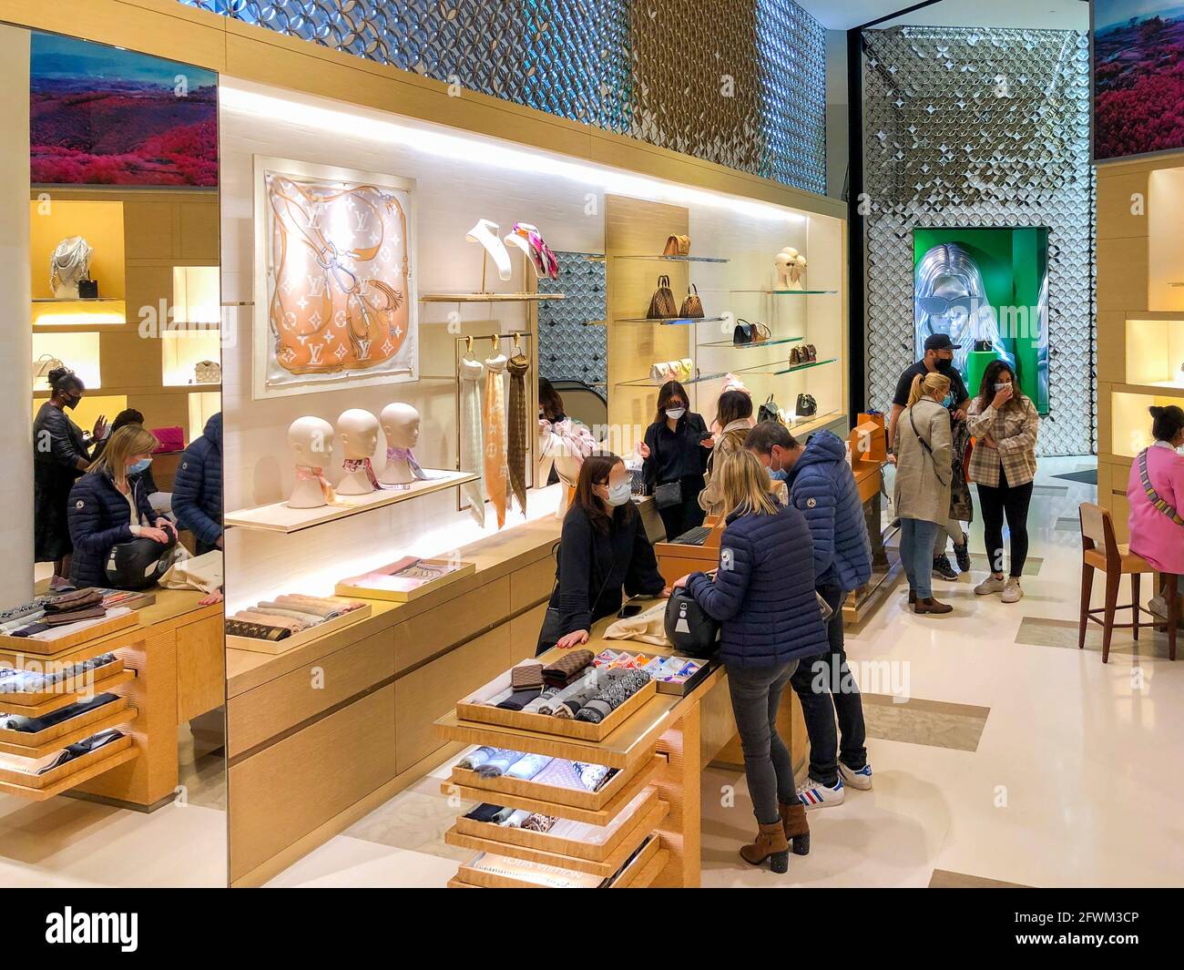 Lvmh louis vuitton front store paris -Fotos und -Bildmaterial in hoher ...