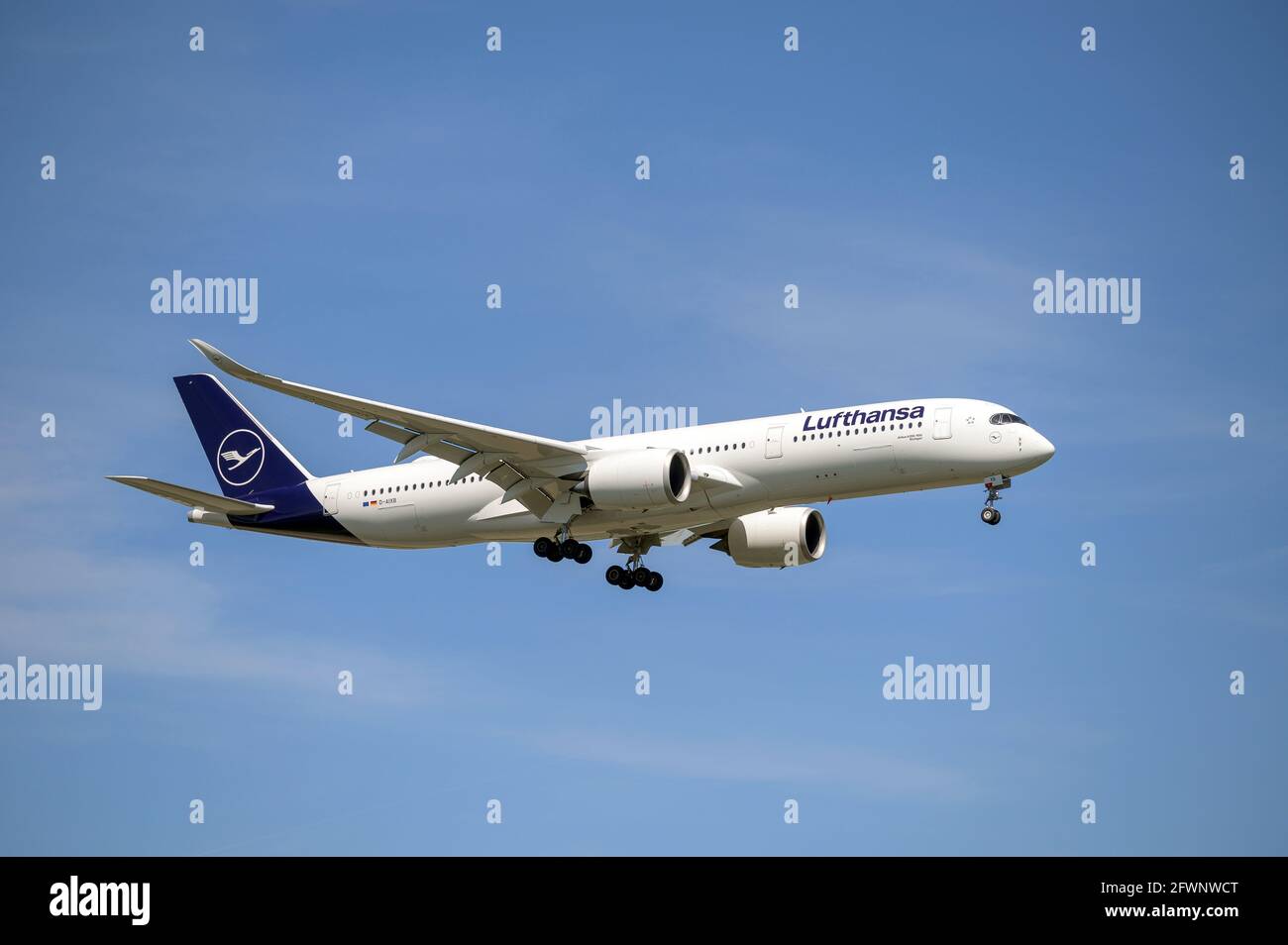 München, Deutschland - 09. Mai 2021 : Lufthansa Airbus A350-941 mit der ...