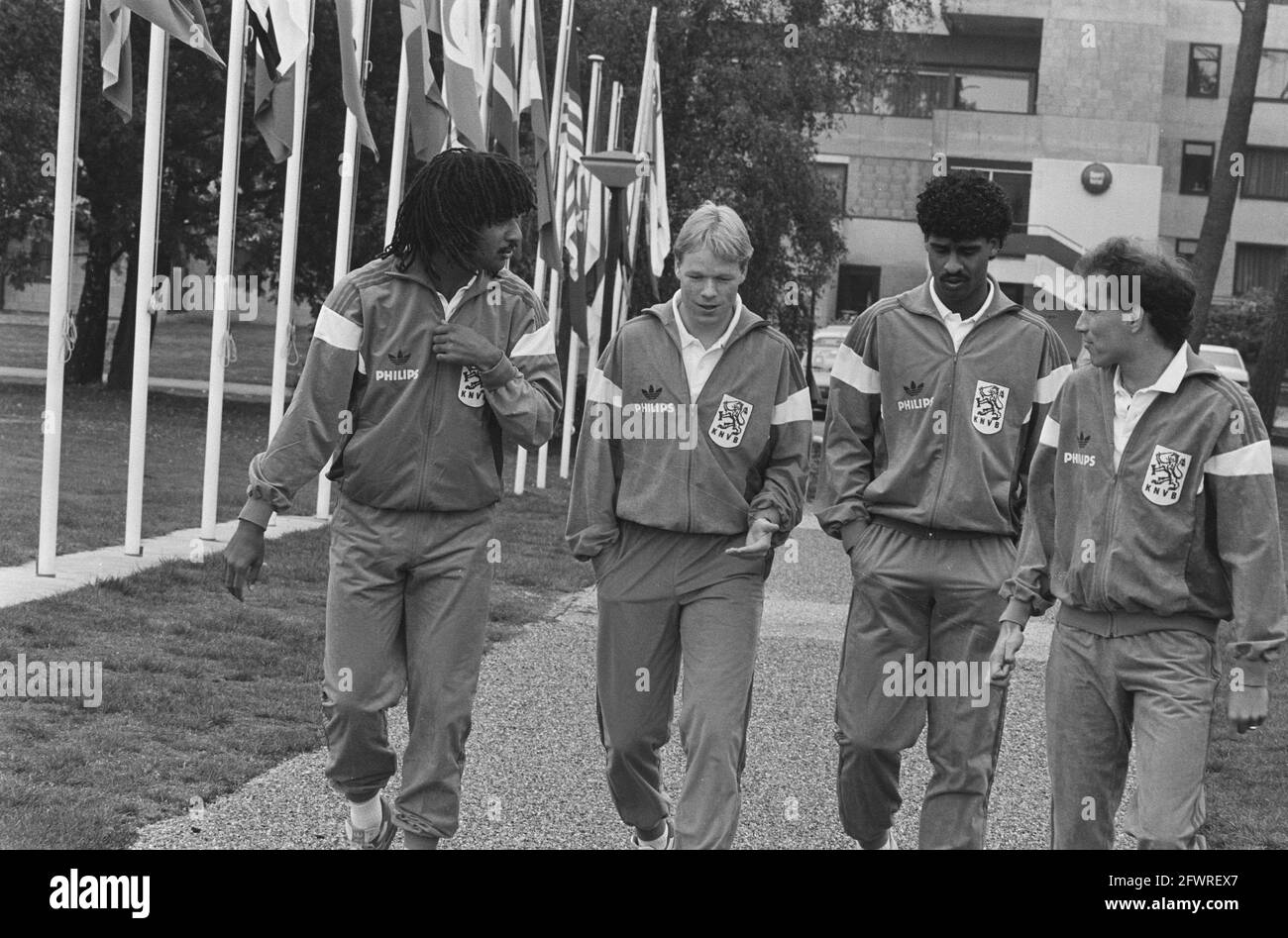 Flankierende ruud gullit -Fotos und -Bildmaterial in hoher Auflösung ...