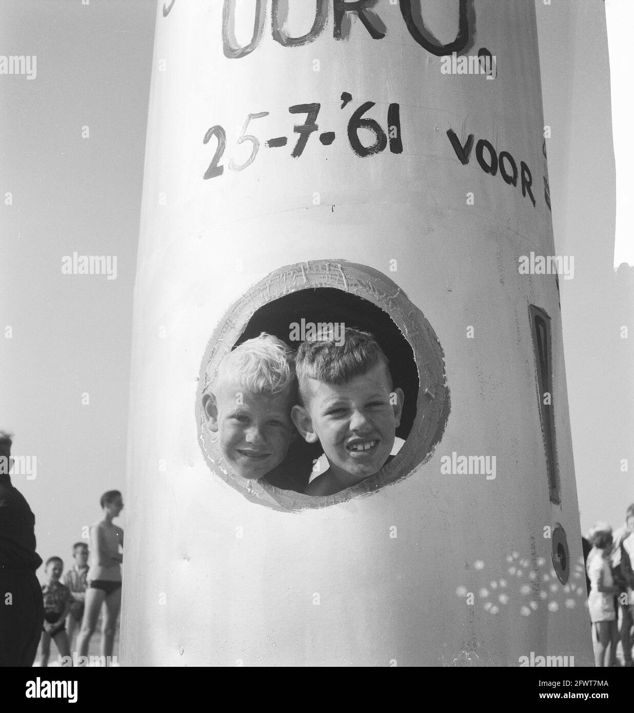 Rennen von Damm zu Damm in Callantsoog. Kinder im Bullauge der Rakete ...