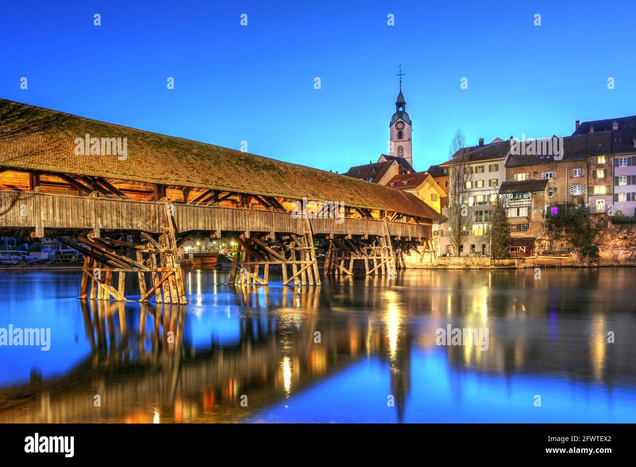 Nachtansicht der Altstadt von Olten mit der berühmten holzbedeckten Brücke über die Aare. Olten ...