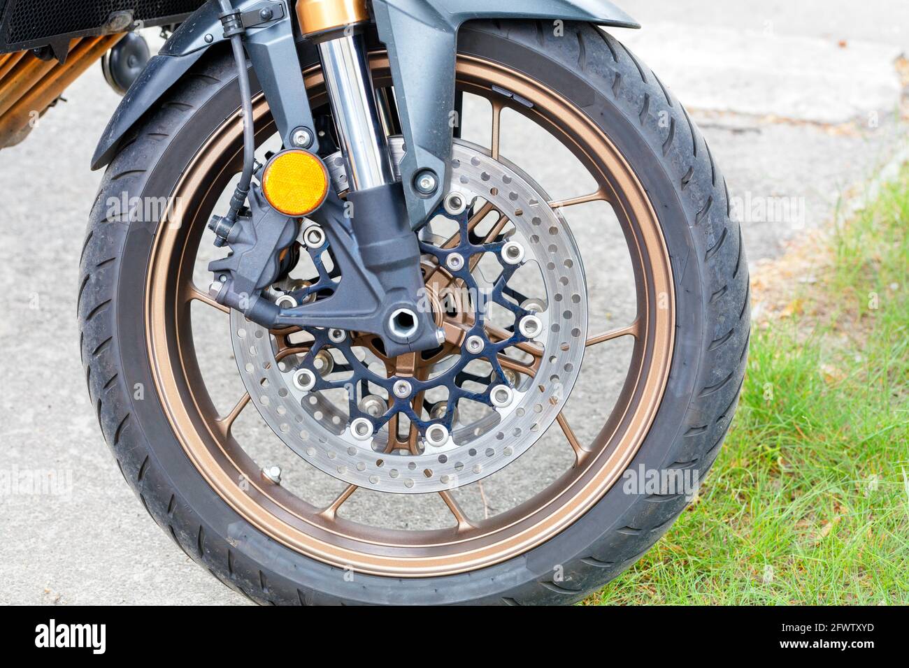 Ein Motorrad-Rad mit einem Scheibenbremssystem und einem Stoßdämpfer ...