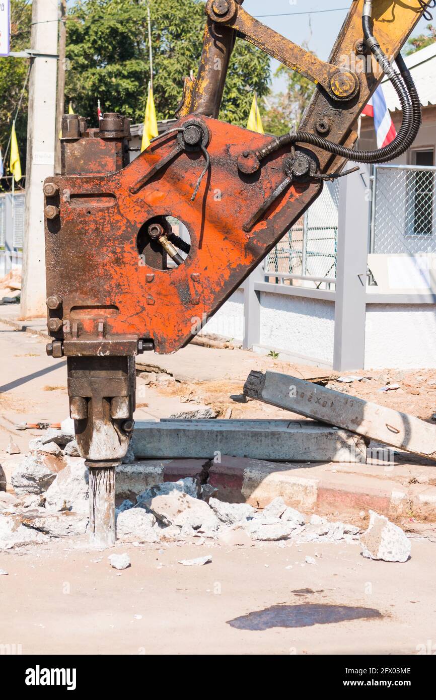 Maschine pneumatischer Hammer Bohrer brechen Asphaltbeton auf der ...