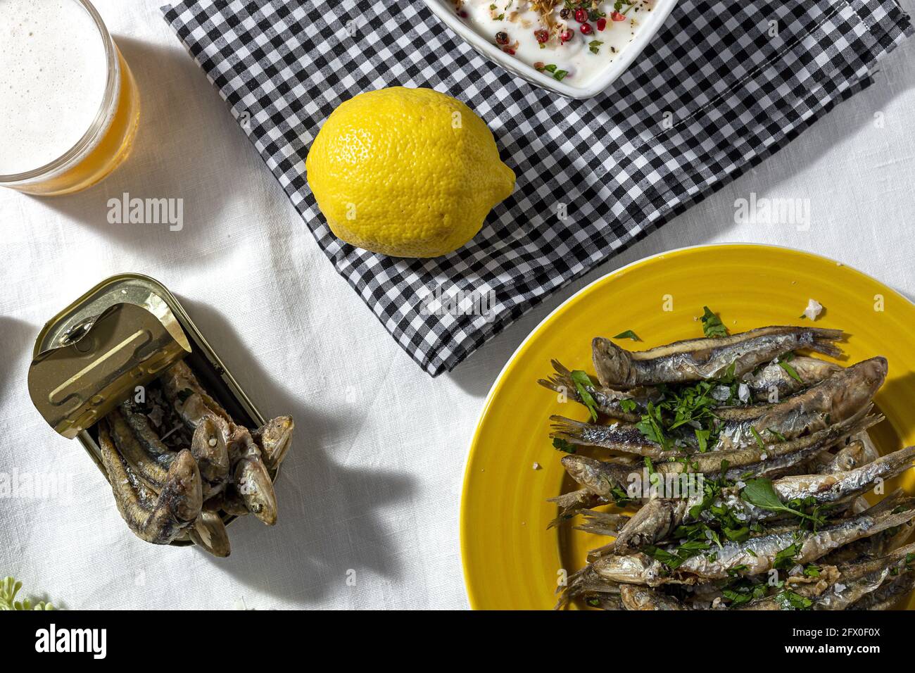Von oben werden traditionelle spanische gebratene Boquerone auf Tellern ...
