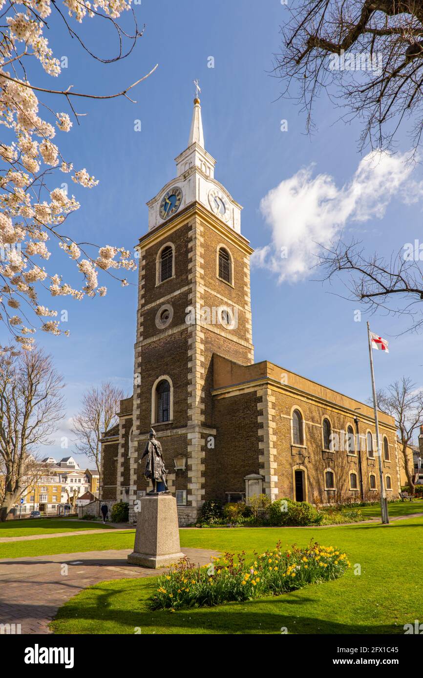 St. Georges Kirche Gravesend mit der Statue zu Pocahontas in ...