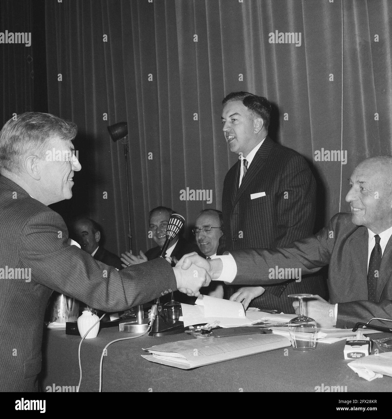 Mitglied der Europäischen Kommission, Dr. Mansholt, gratuliert Alfred ...