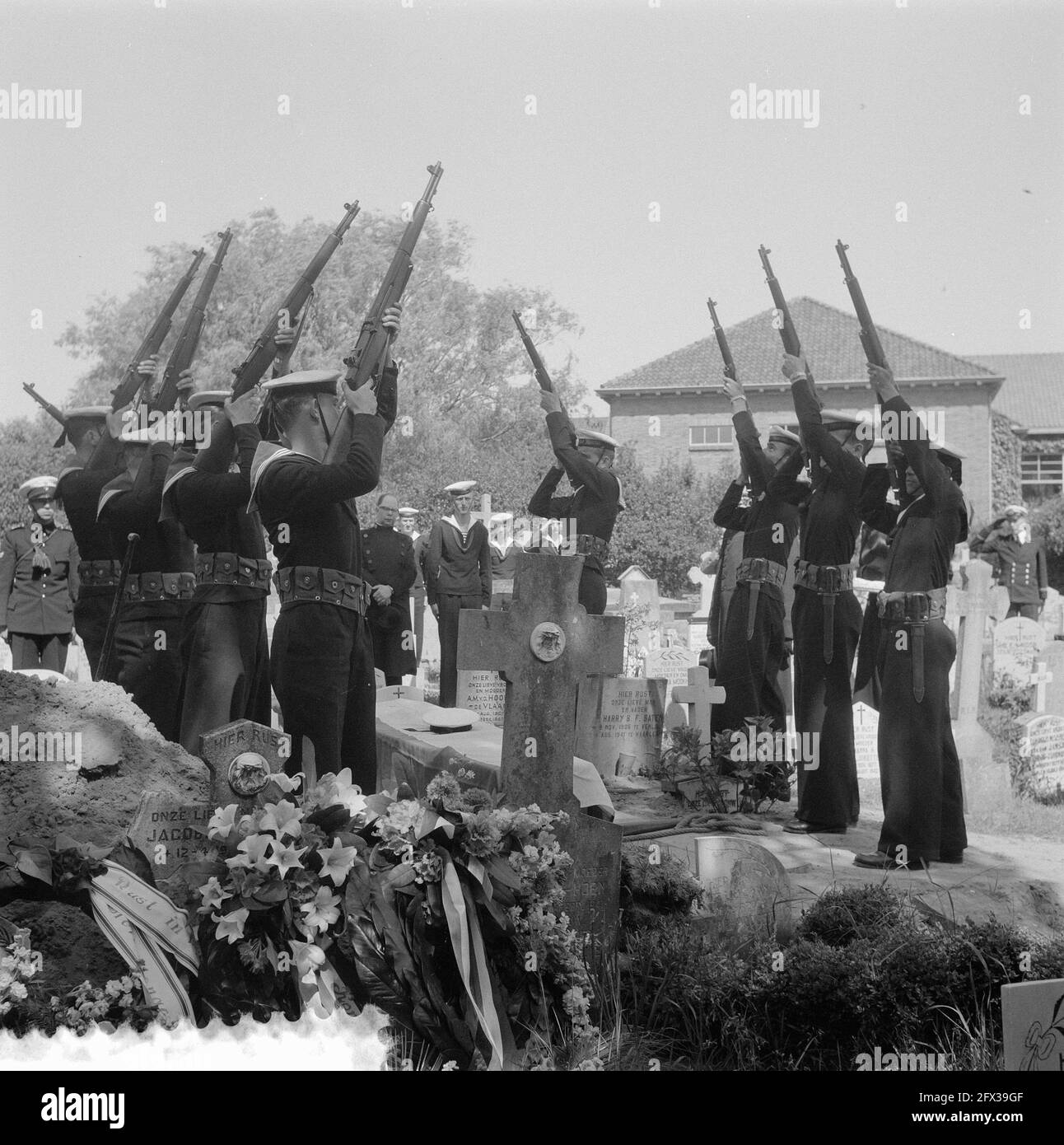 Militärischer Gruß Superior(?) Talanan in Haarlem, 29. Mai 1957 ...