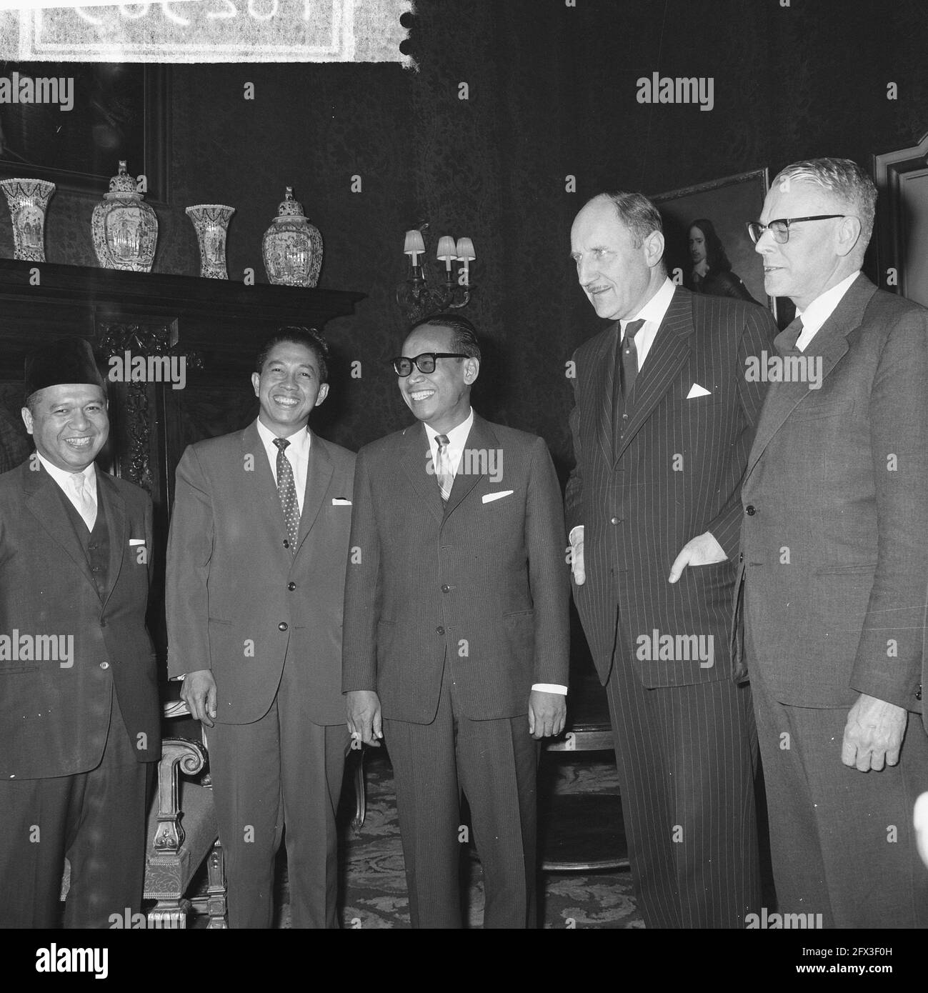 Minister Soebandrio erhielt von Minister LUNs bei Foreign Affairs, hier ...