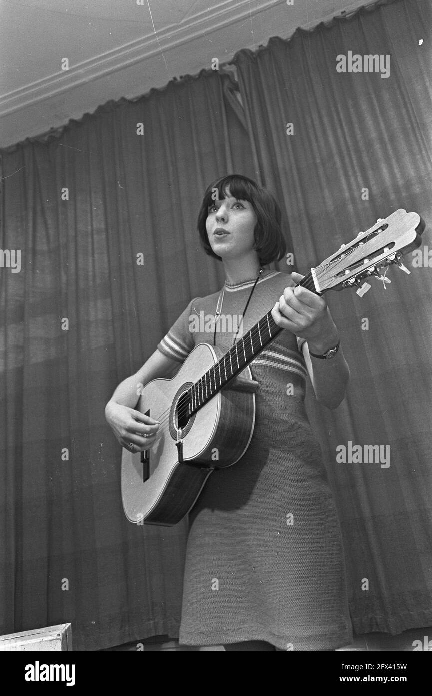 Elly Nieman veröffentlichte LP, hier mit Gitarre, 9. Februar 1967 ...