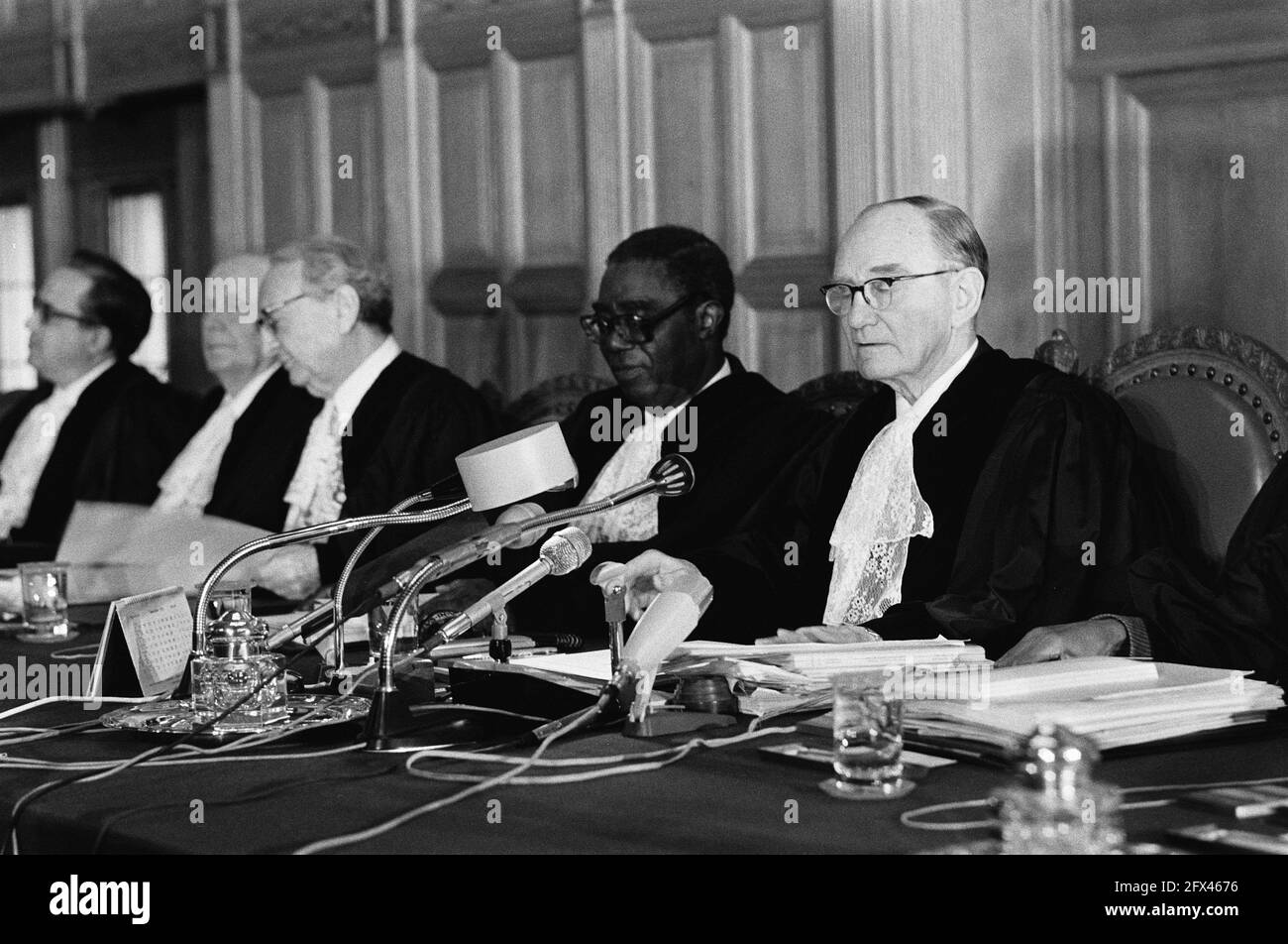 Der Präsident des Berufungsgerichts, Sir Humphrey Waldock (r), neben ...