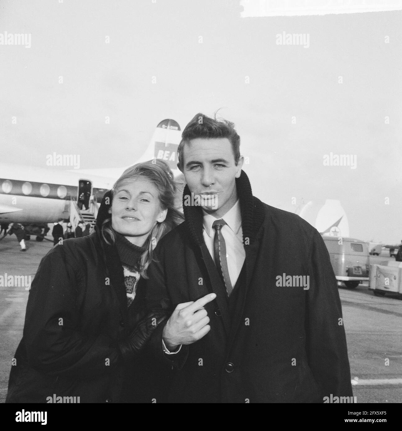 Ankunft Walter und Conny auf Schiphol, Walter und Conny auf dem Bahnsteig, 14. Januar 1965 ...