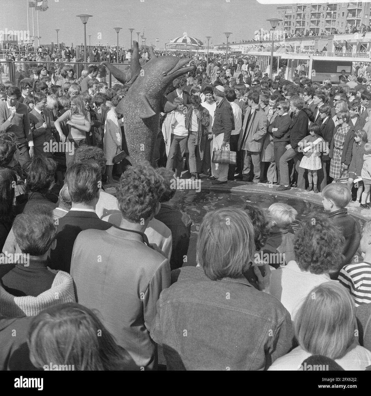 Flipper statue scheveningen promenade -Fotos und -Bildmaterial in hoher ...