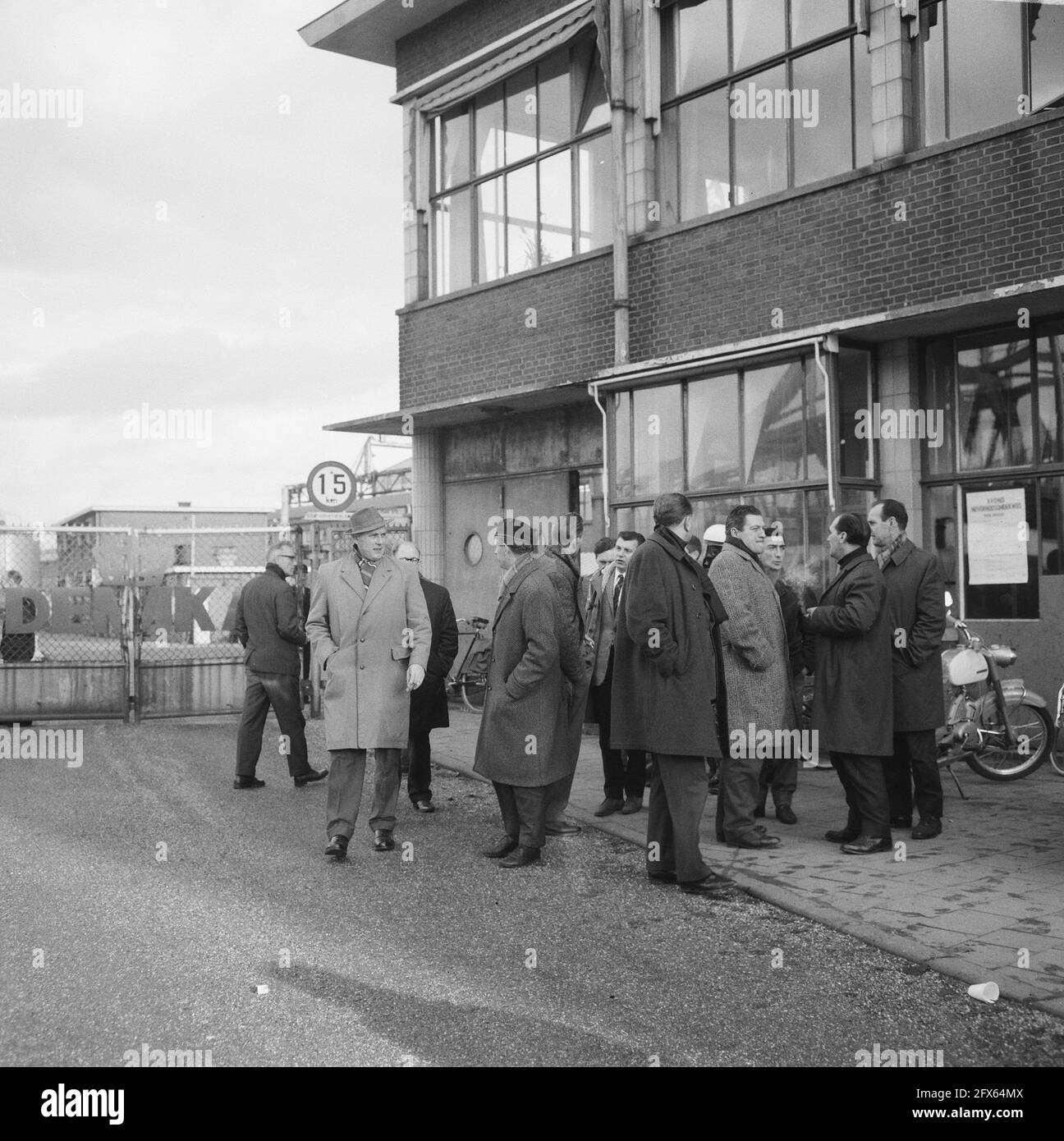 Arbeiter verlassen die Fabrik, 10. November 1966, Arbeiter ...