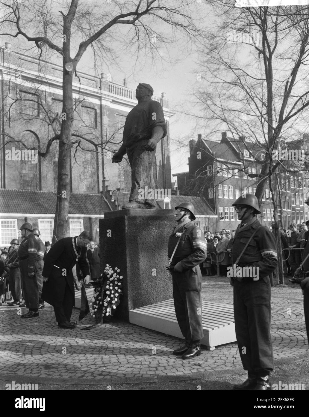 Menschen marschierten vorbei -Fotos und -Bildmaterial in hoher ...