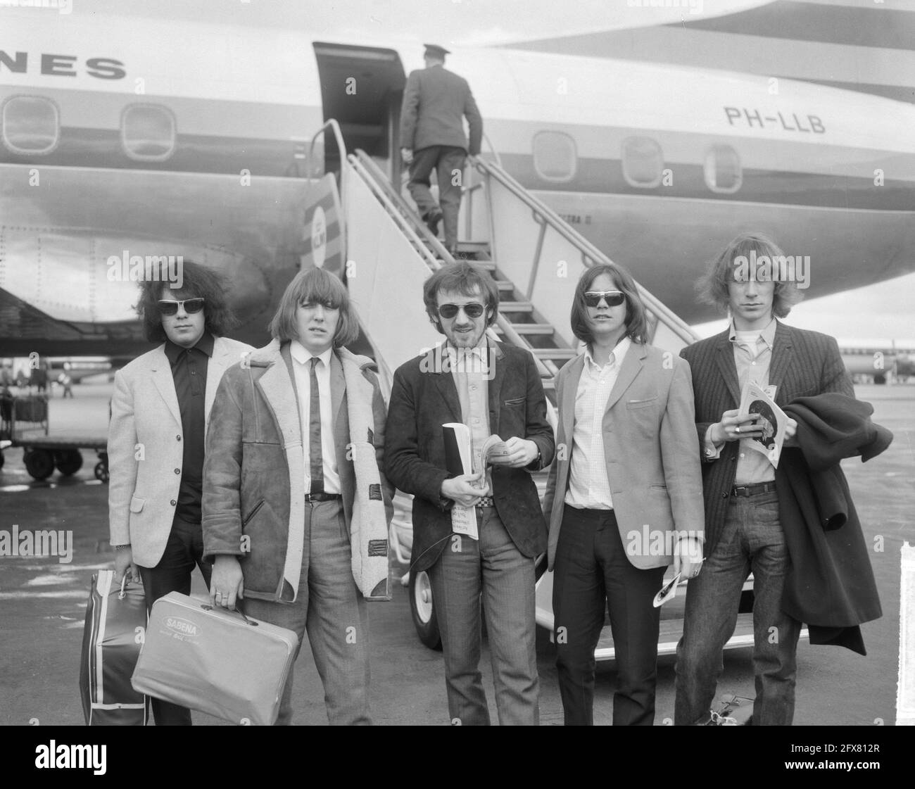 Ankunft Pretty Things (Beat-Gruppe) am Flughafen Schiphol, von links ...
